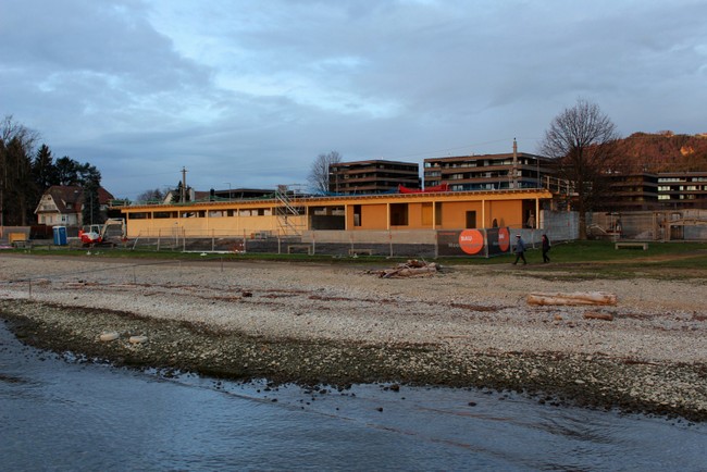 „Strandbad Lochau NEU“ vor dem Wintereinbruch plangemäß unter Dach ...